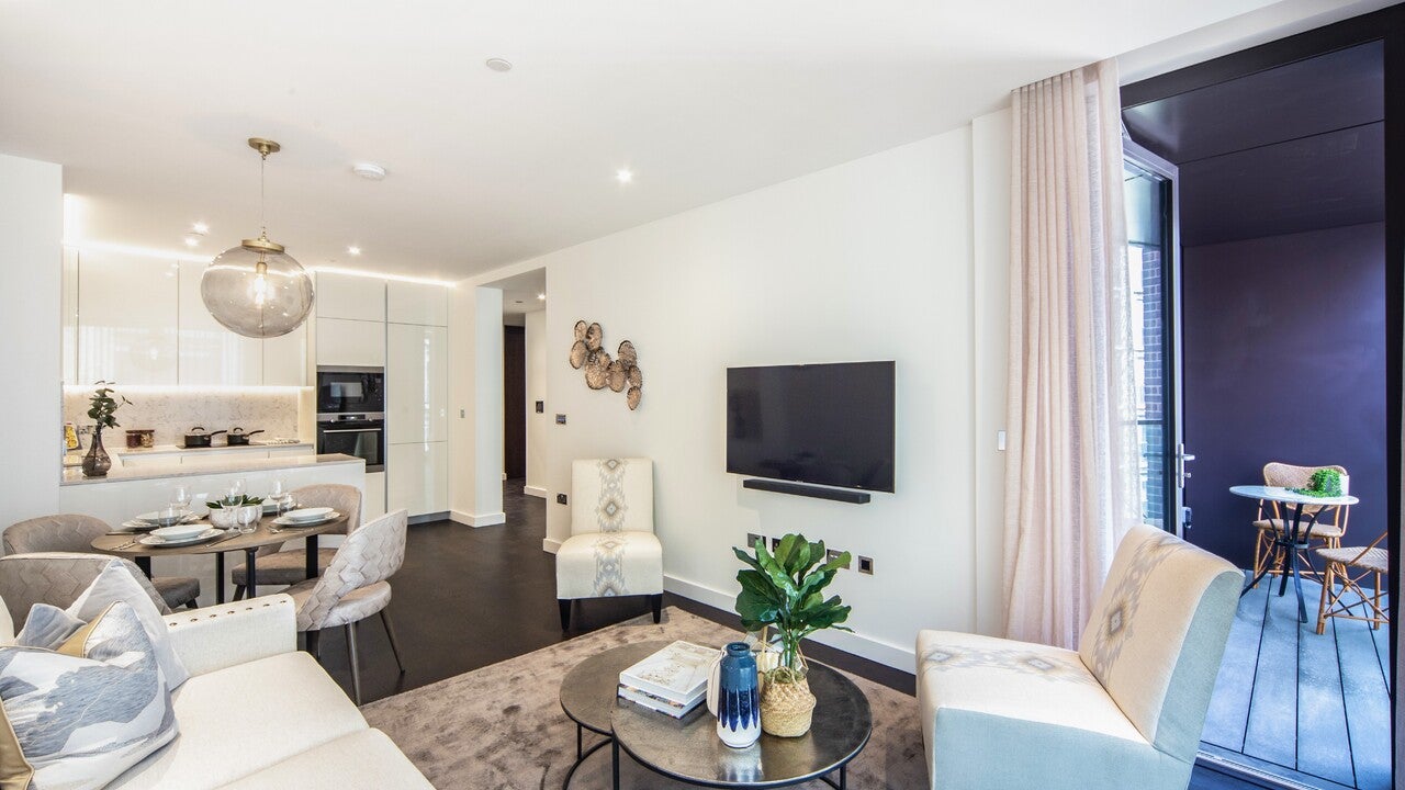 Flat to rent Ponton Road, Greater London | rentaroof