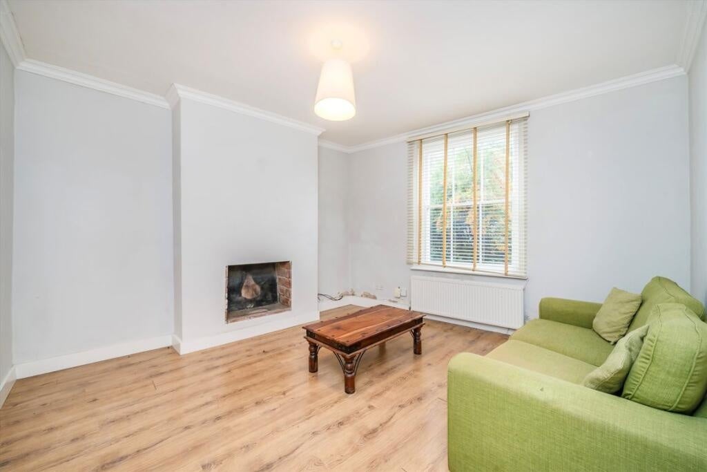 Flat to rent Chetwynd Road, Greater London | rentaroof