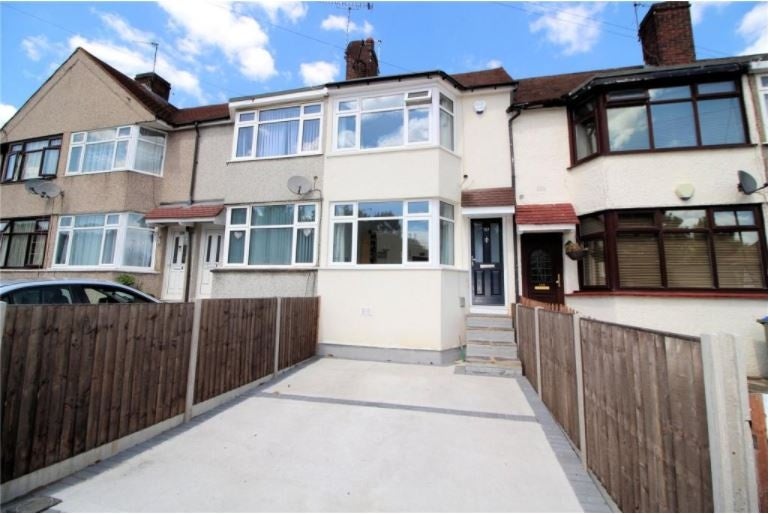 House to rent Eversley Avenue, Greater London | rentaroof