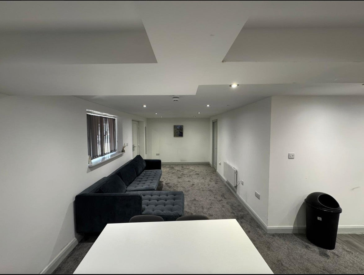 Flat to rent Rochdale Road, Oldham | rentaroof