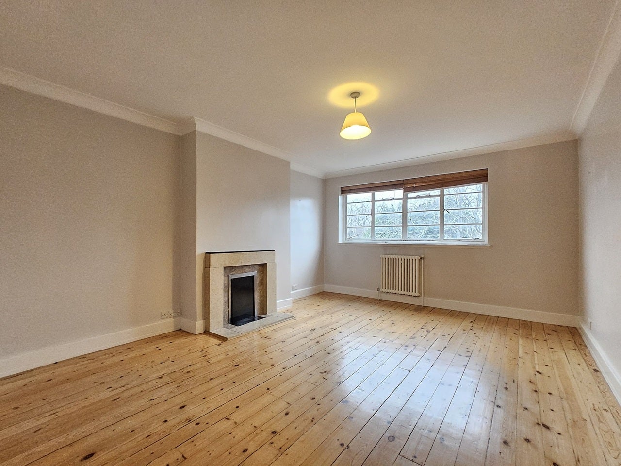 Flat to rent Dorchester Court, Greater London | rentaroof