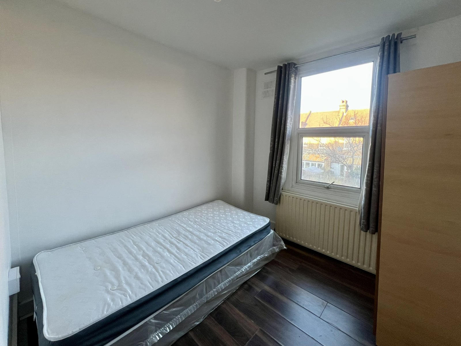 Flat to rent London Road, Greater London | rentaroof