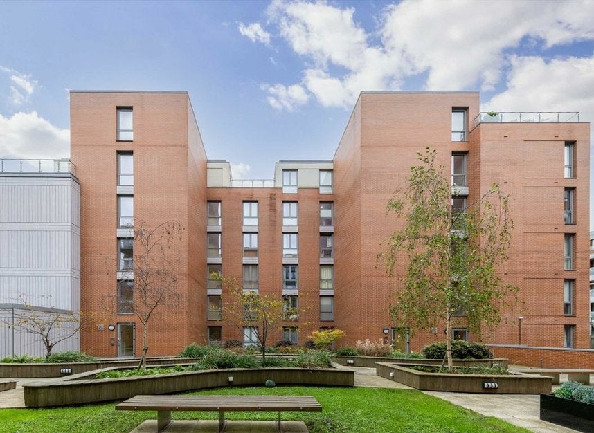 Flat to rent Dahlia Bridge, Greater London | rentaroof