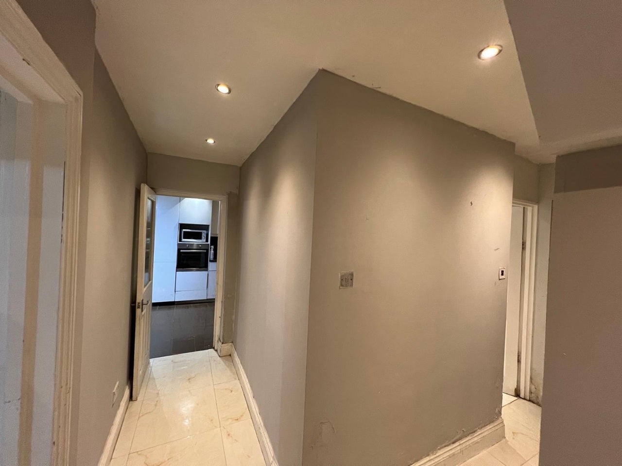 Flat to rent Norbury Avenue, Greater London | rentaroof