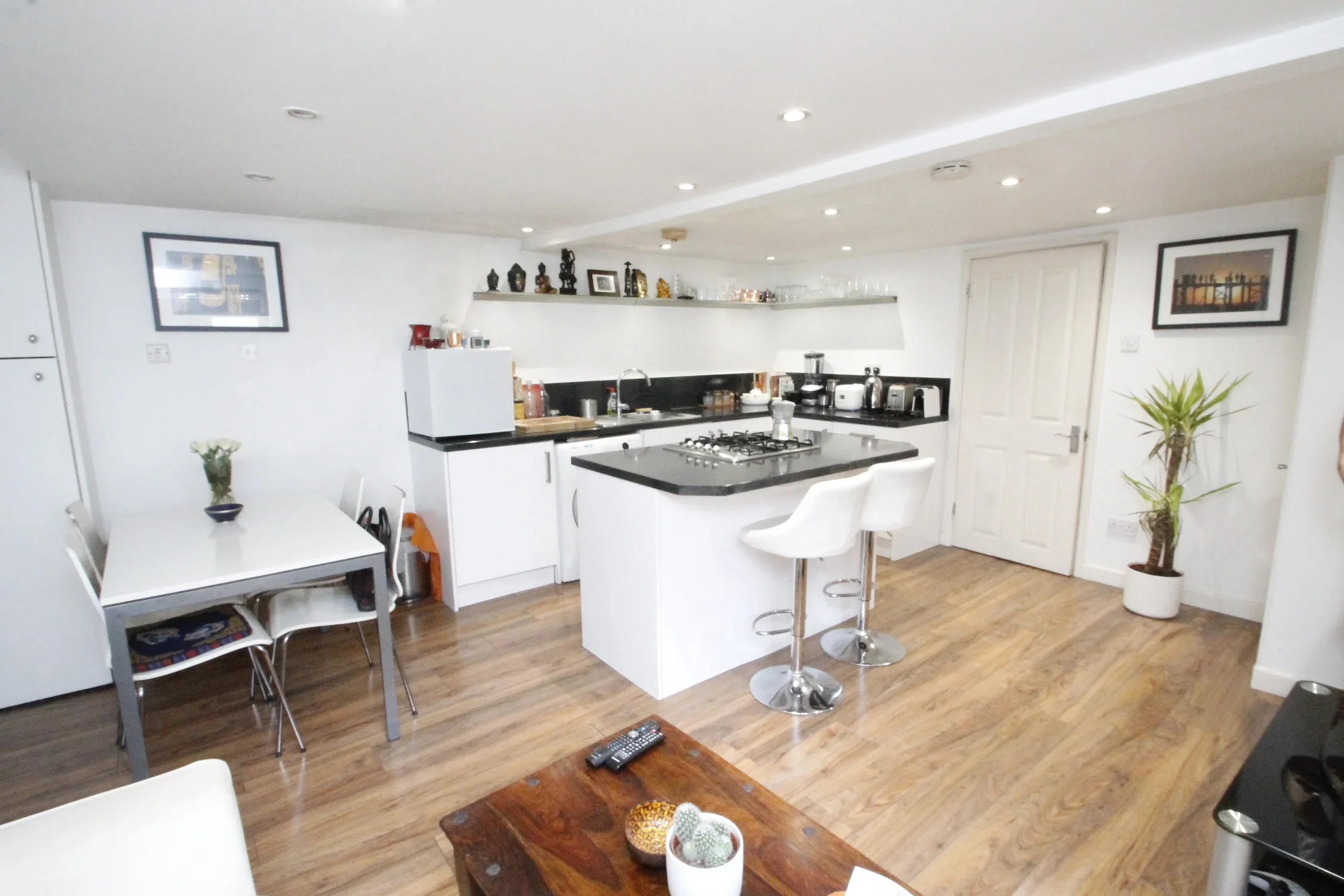 Flat to rent David's Road, Greater London | rentaroof