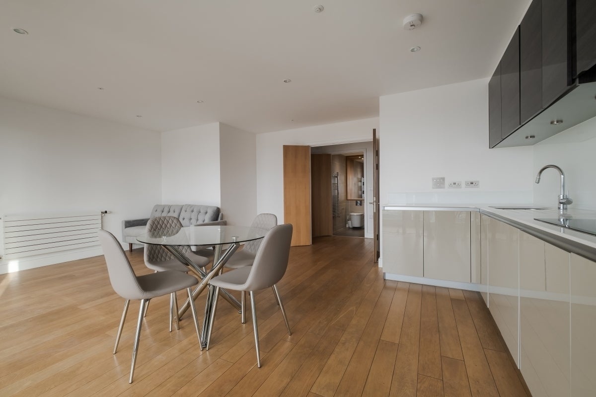 Flat to rent Barking Road, Greater London | rentaroof